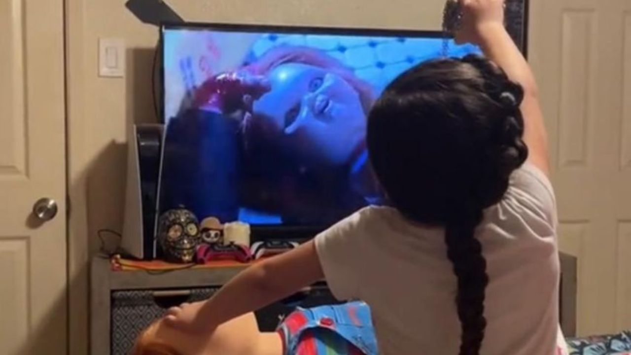 Niña imita ritual de película para que su muñeco de Chucky cobre vida
