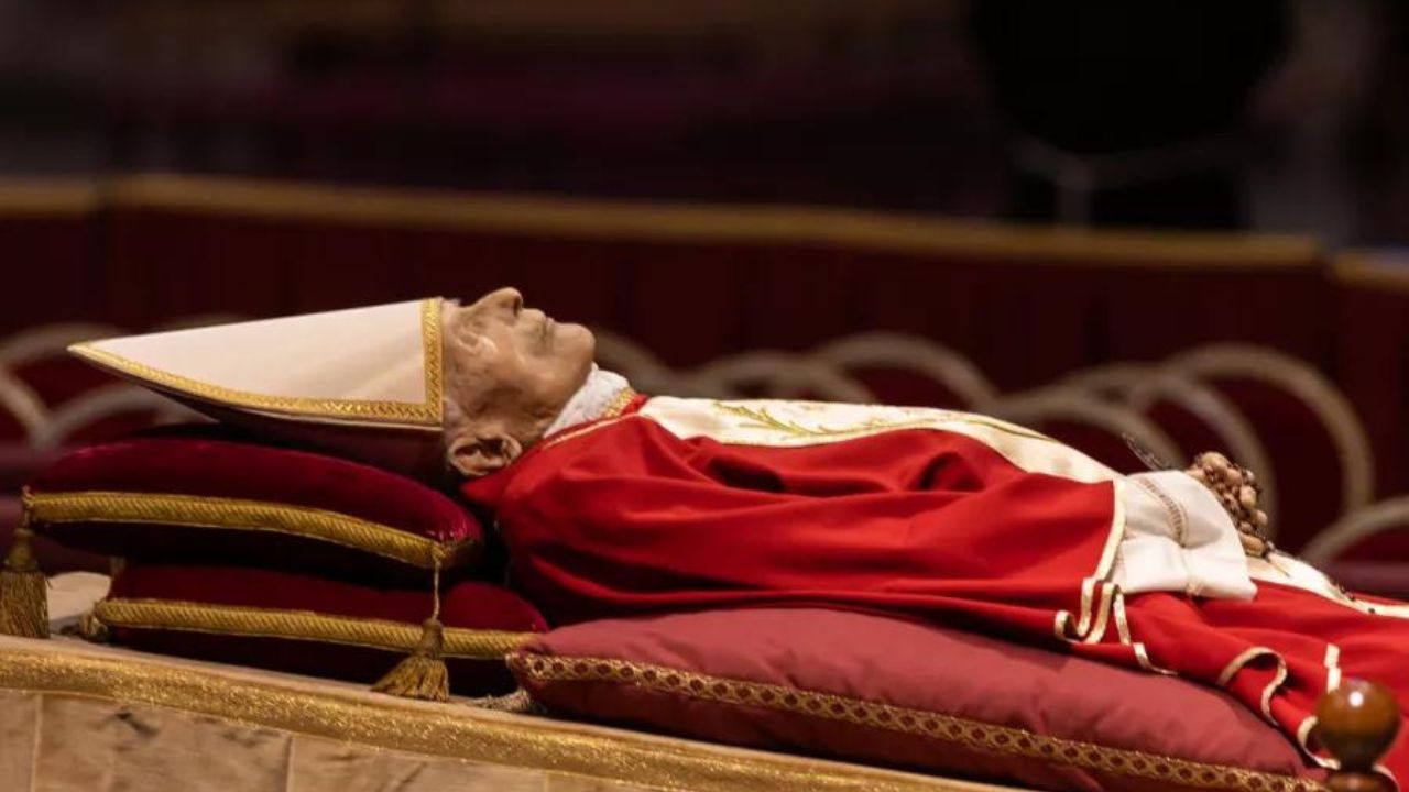 La razón por la que Benedicto XVI será enterrado en un triple ataúd y ...