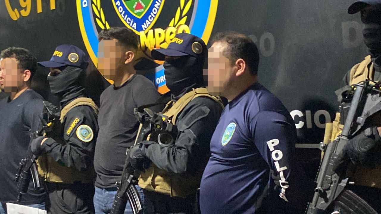 Un policía activo es capturado junto a cuatro miembros de banda ...