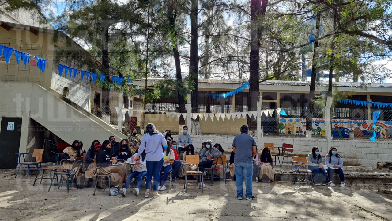 Bajo el sol y hasta en el suelo, así reciben clases alumnos capitalinos