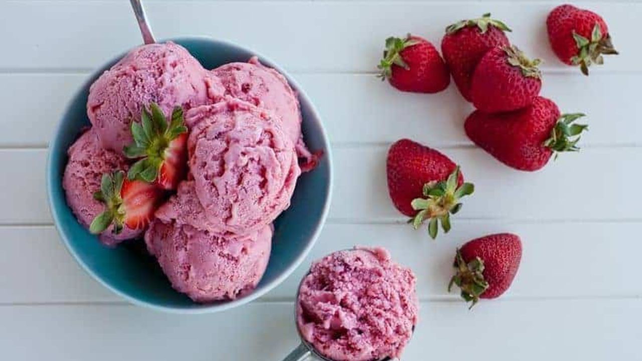 Recetas sin lactosa: Aprende a preparar helado de fresa sin leche