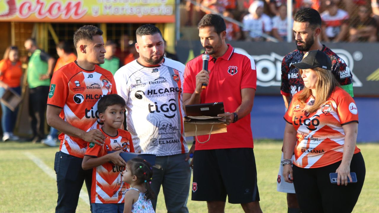 Roger Rojas se quiebra al recibir homenaje en partido Alajuelense ...