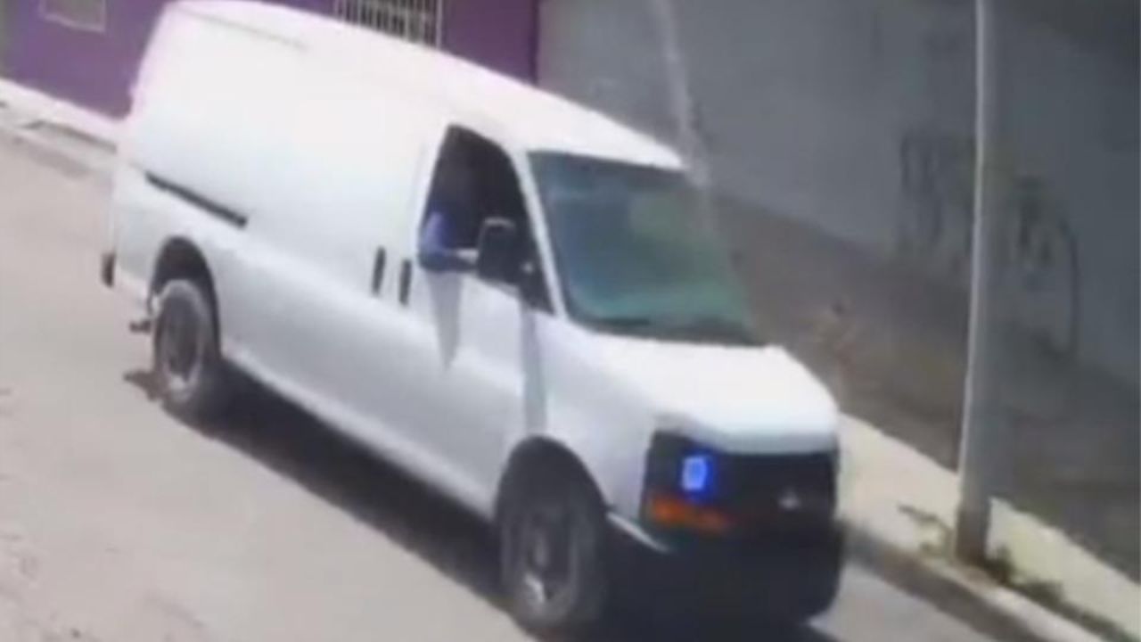 ¿Secuestro? Captan momento cuando se llevan a una joven en una camioneta
