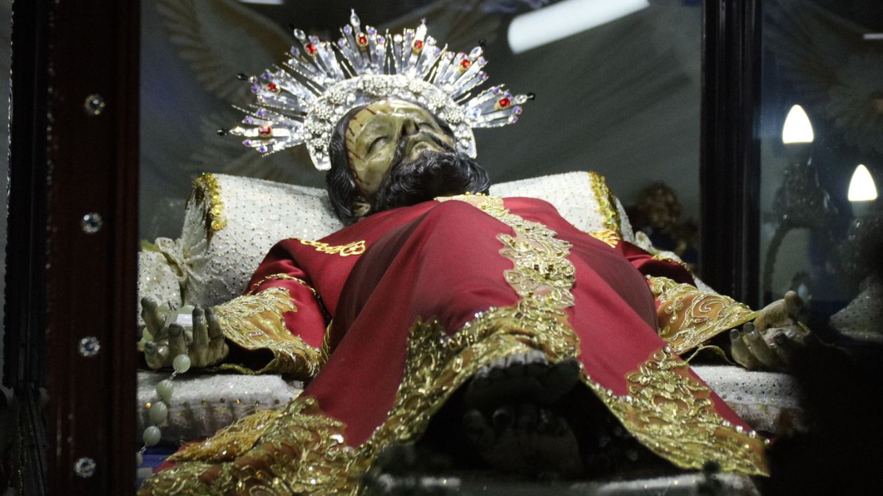 FOTOS| El Santo Entierro sella la devoción y la fe de la feligresía ...
