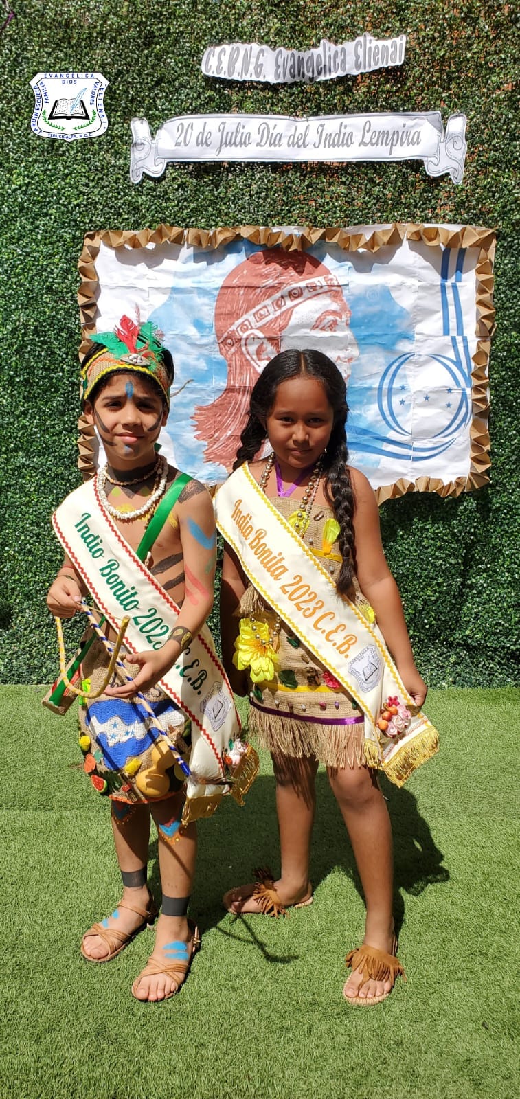 Hondureños cautivan con sus trajes típicos en el Día del Indio