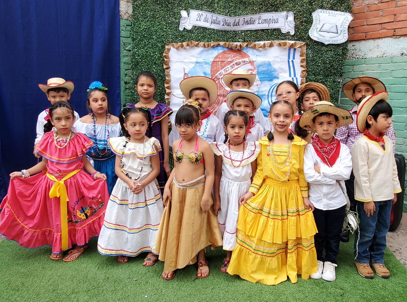 Hondureños cautivan con sus trajes típicos en el Día del Indio