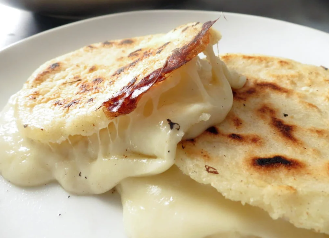 ¿Cómo se hacen las arepas colombianas? Receta para hacer paso a paso una arepa con queso