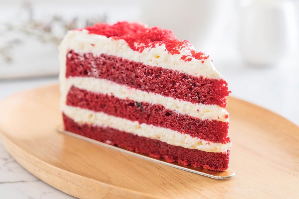 Receta de pastel Red Velvet, prepara este postre glaseado con queso crema