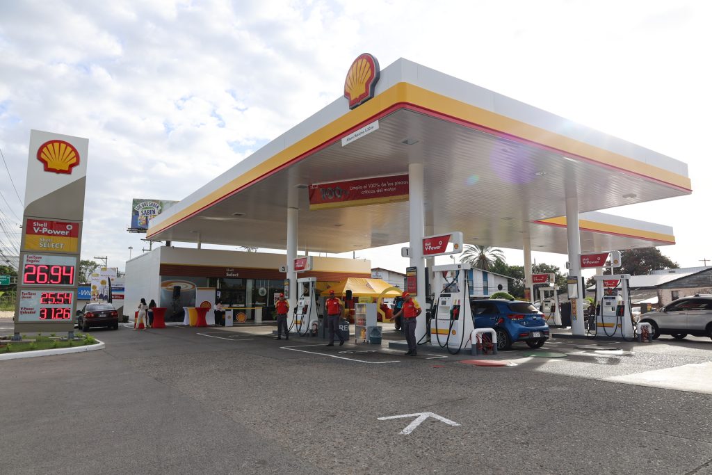 Petrhosa, bajo la marca Shell, abre su primera estación de servicio en la capital