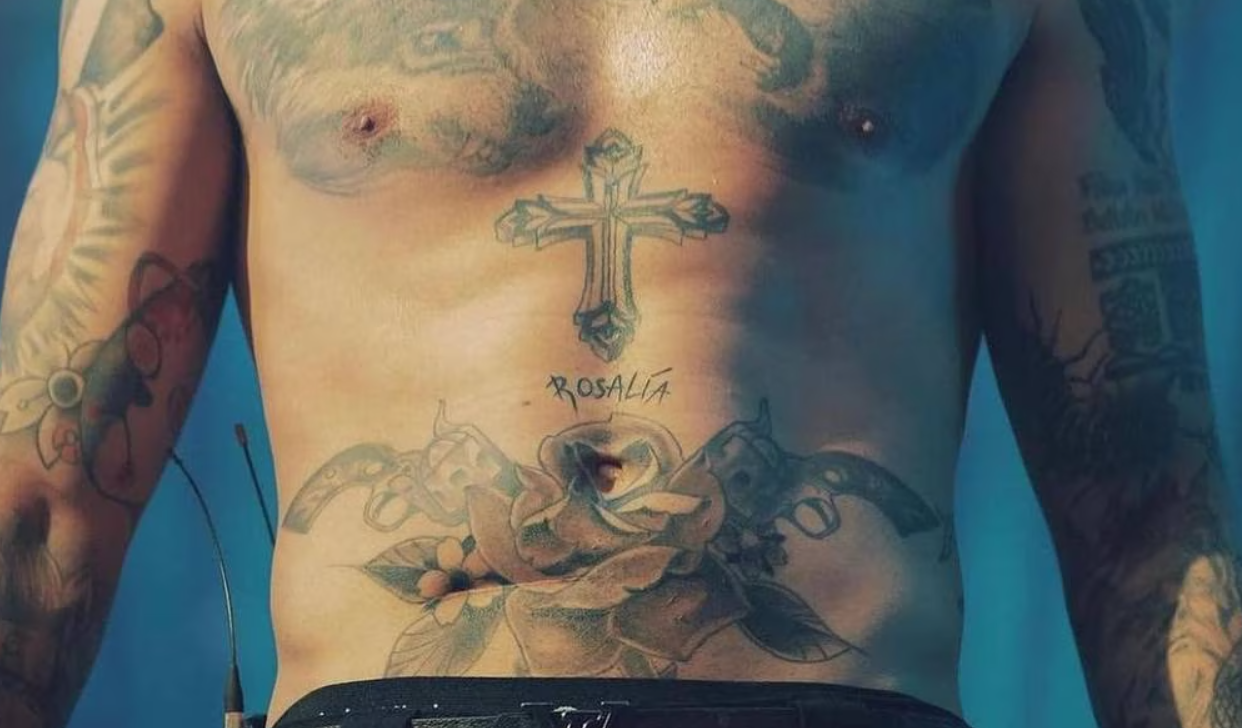 Rauw Alejandro tatuaje Rosalía, este es el diseño que tiene el cantante en honor a su ex novia