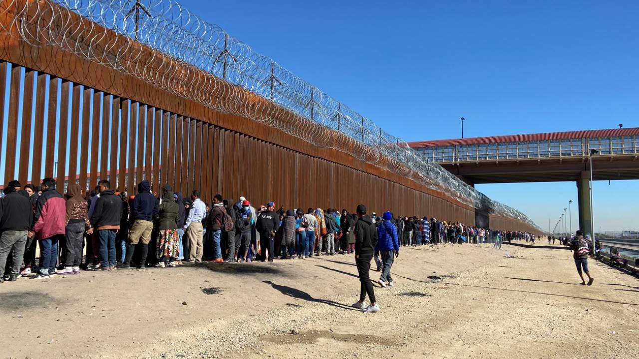 Casi dos de cada 10 centroamericanos cree que la frontera sur de EE. UU. está abierta