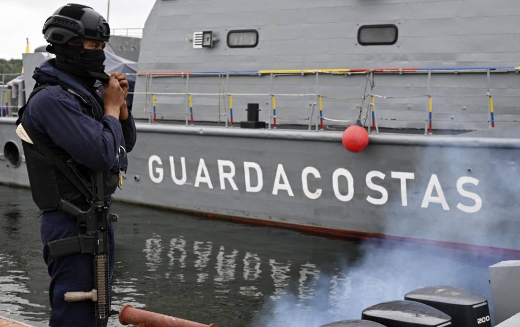 Comandos de guardacostas se enfrentan a narcos 'Spiderman' en Ecuador