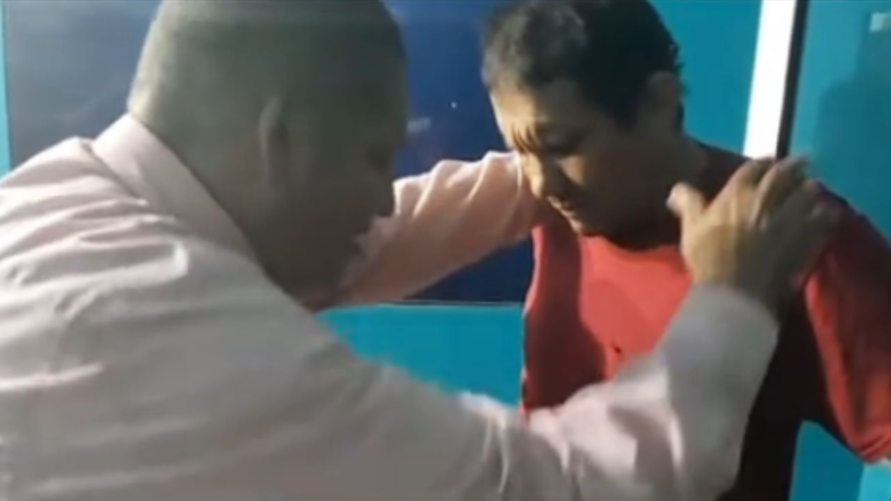 Apóstol 'Chago' ora para que hombre deje de 'complacer tanto' a su esposa