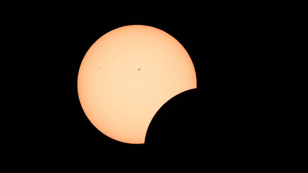 Así se oscureció el cielo por completo por el eclipse de este 8 de abril