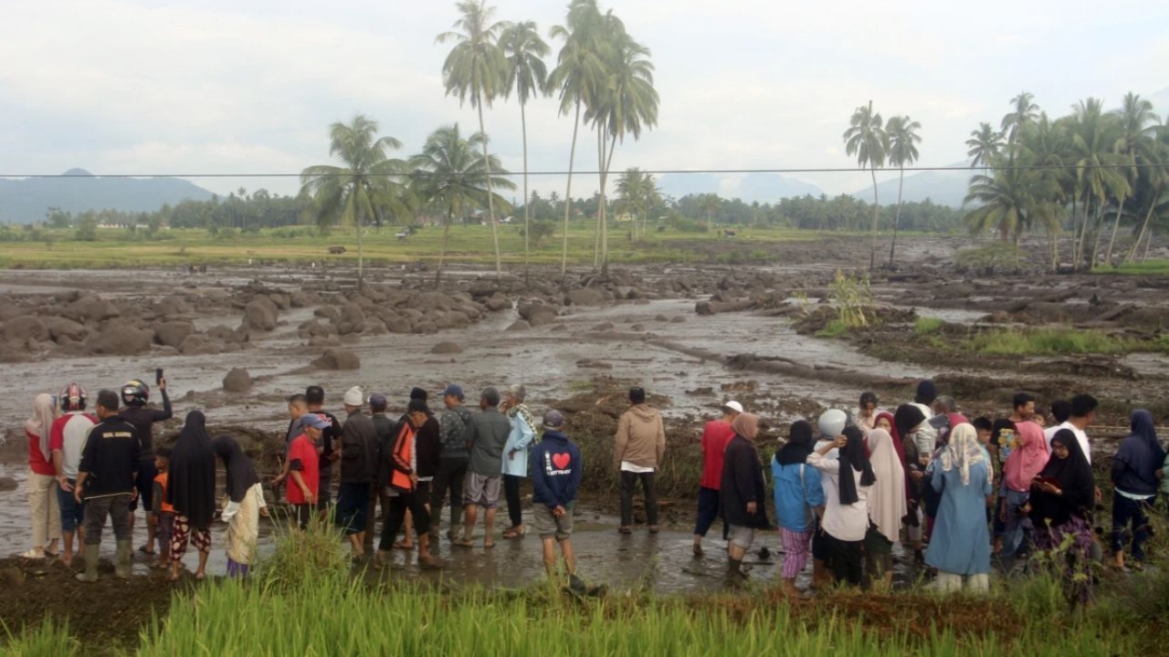 Inundaciones en Indonesia dejan 50 muertos y 27 desaparecidos, según nuevo balance