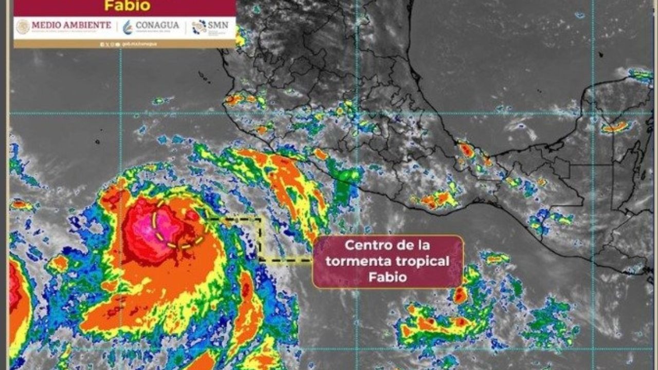 La tormenta tropical Fabio surge frente a las costas del Pacífico mexicano