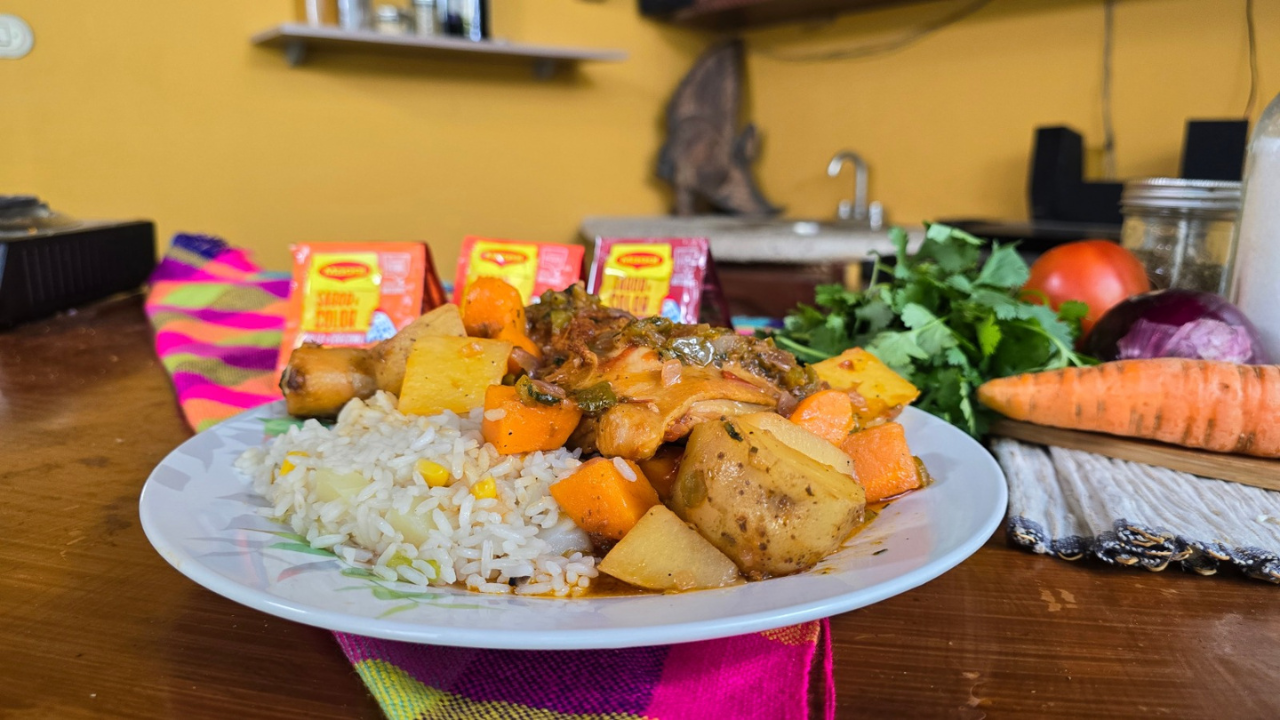 Receta tradicional: pollo guisado con el sabor único de Maggi