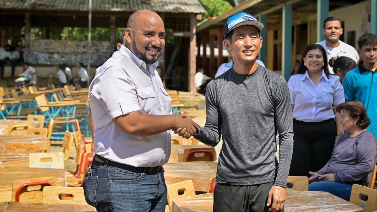 Shin Fujiyama muestra lo recibido por el gobierno para reconstruir escuelas