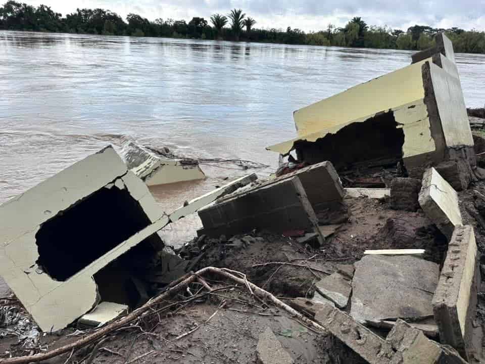 Río Aguán arrasa con cementerio en Trujillo, Colón