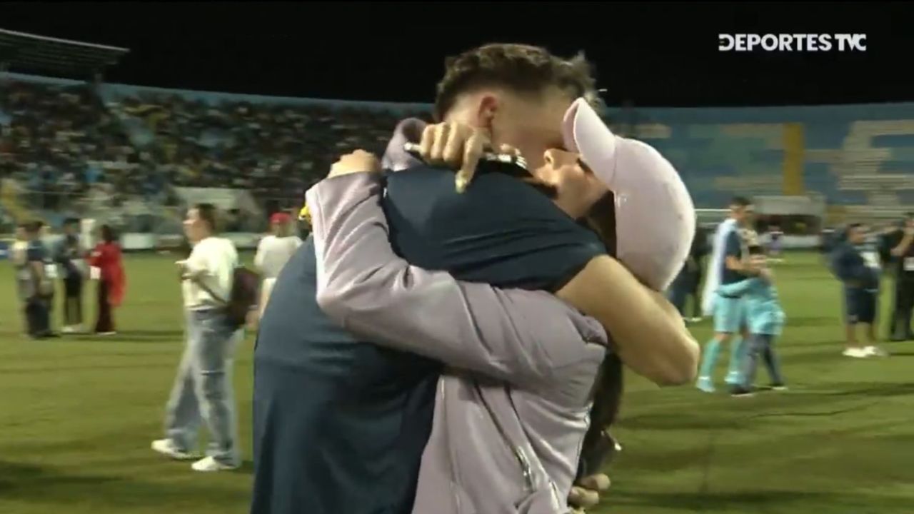 Rodrigo Auzmendi y Laura Meza protagonizan romántico gesto en la final ...