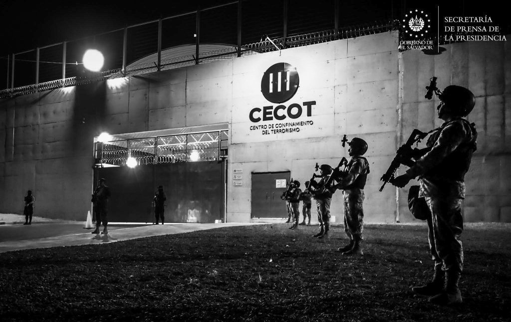 CECOT, prisión salvadoreña que podría recibir a hondureños deportados