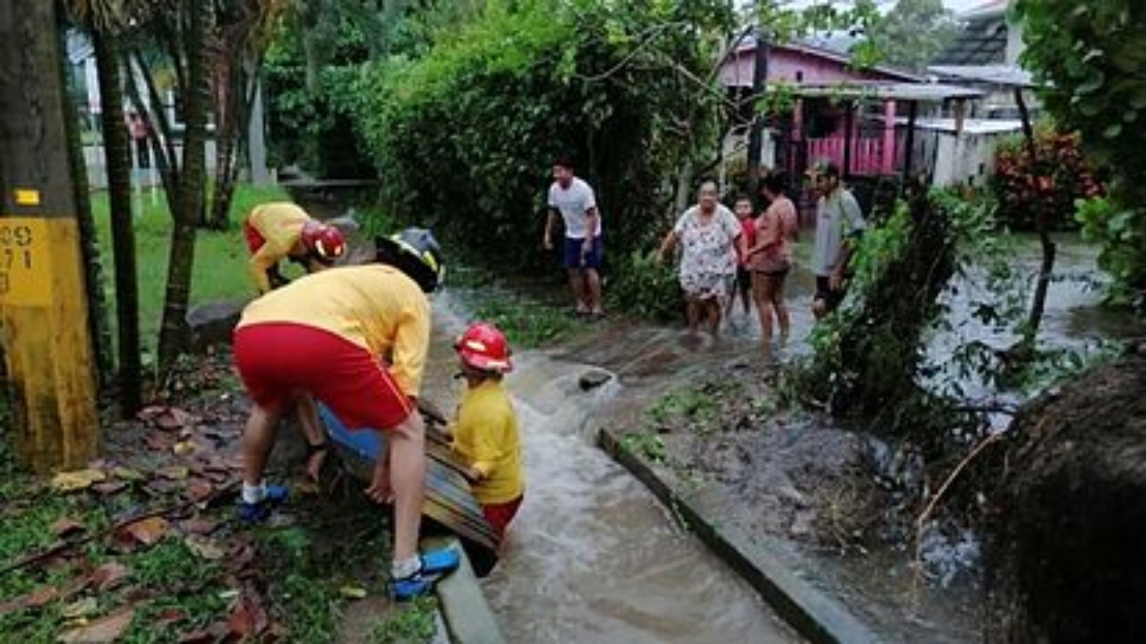 Hondureños se unen para rescatar a personas atrapadas en sus casas y ...