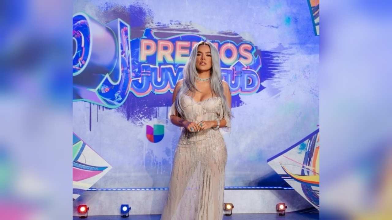 ¡Fotos! Karol G cautivó en Premios Juventud con su espectacular figura en vestido con transparencias