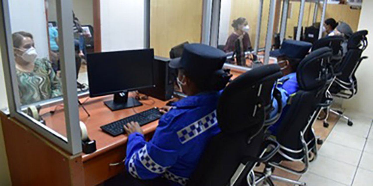 Hondureños ahora deberán acudir a Tránsito para renovar licencia; estos ...