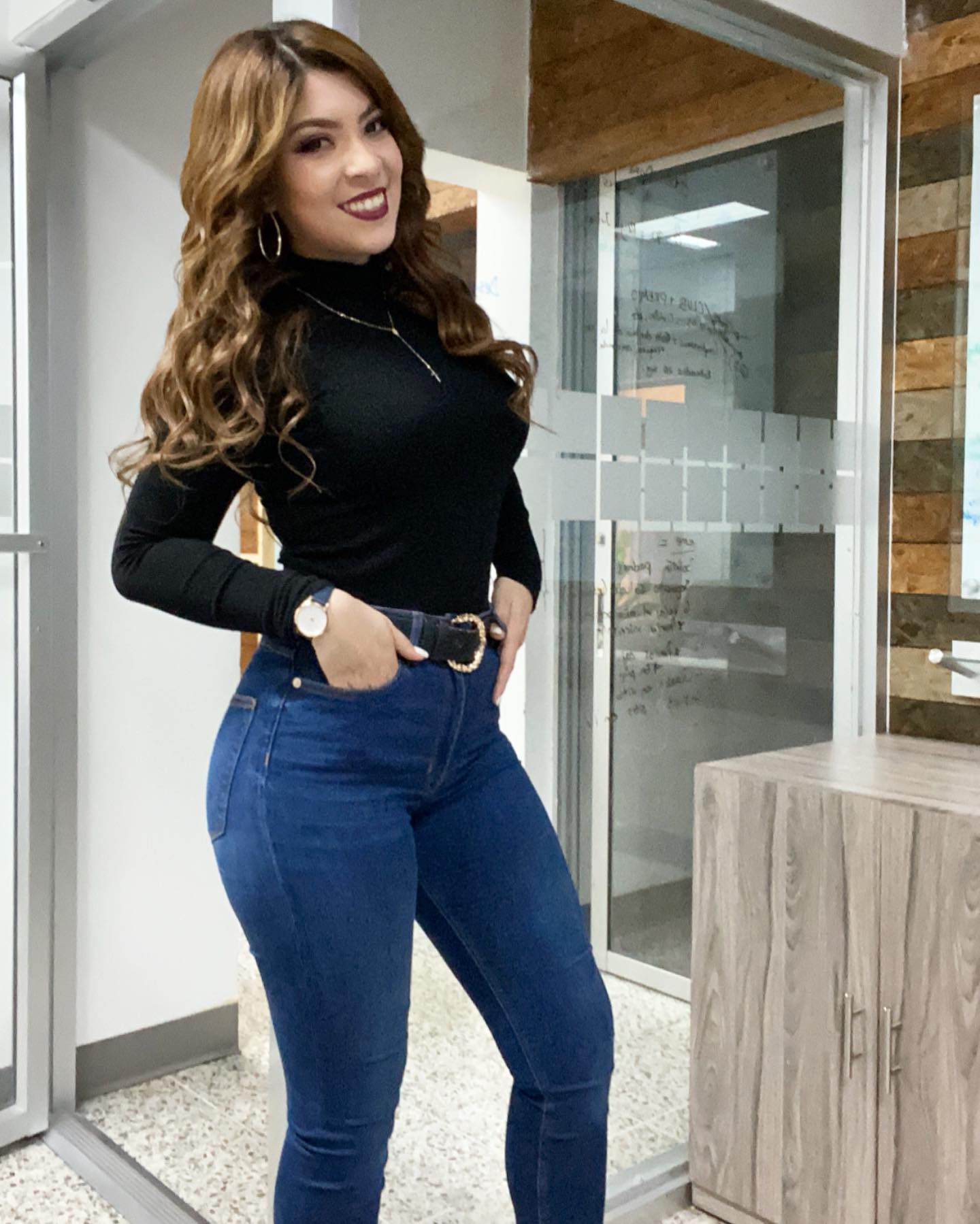 ¿Morena? Laura Meza sorprende con radical cambio de look