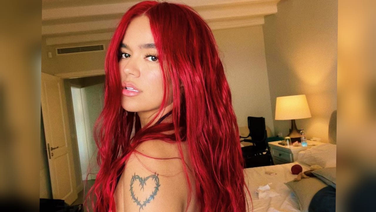 Karol G sube la temperatura luciendo su melena roja