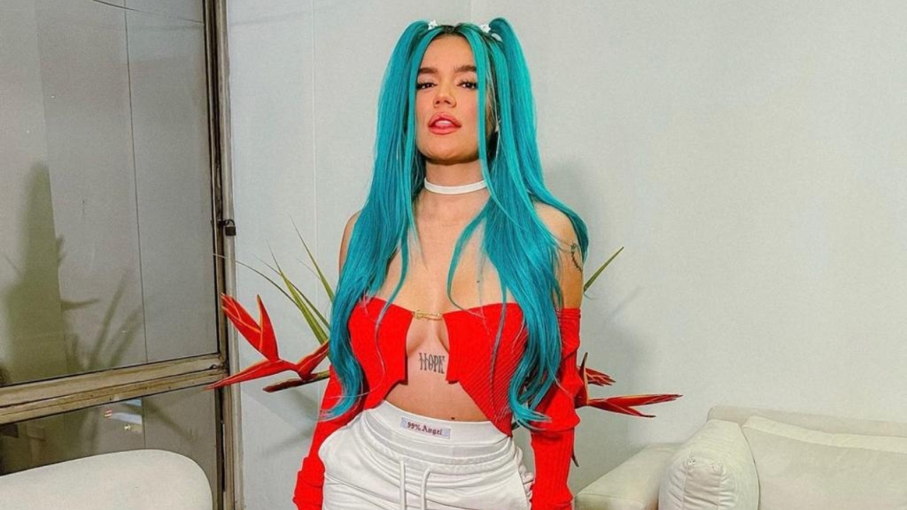 Karol G: 10 fotos en las que derrochó belleza con su icónico cabello azul