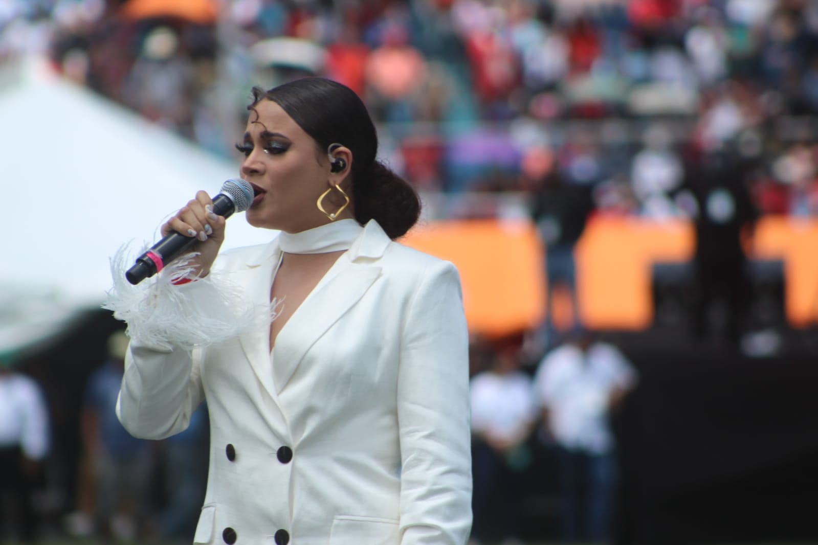 Así lució Cesia Sáenz al entonar el Himno Nacional durante desfiles ...