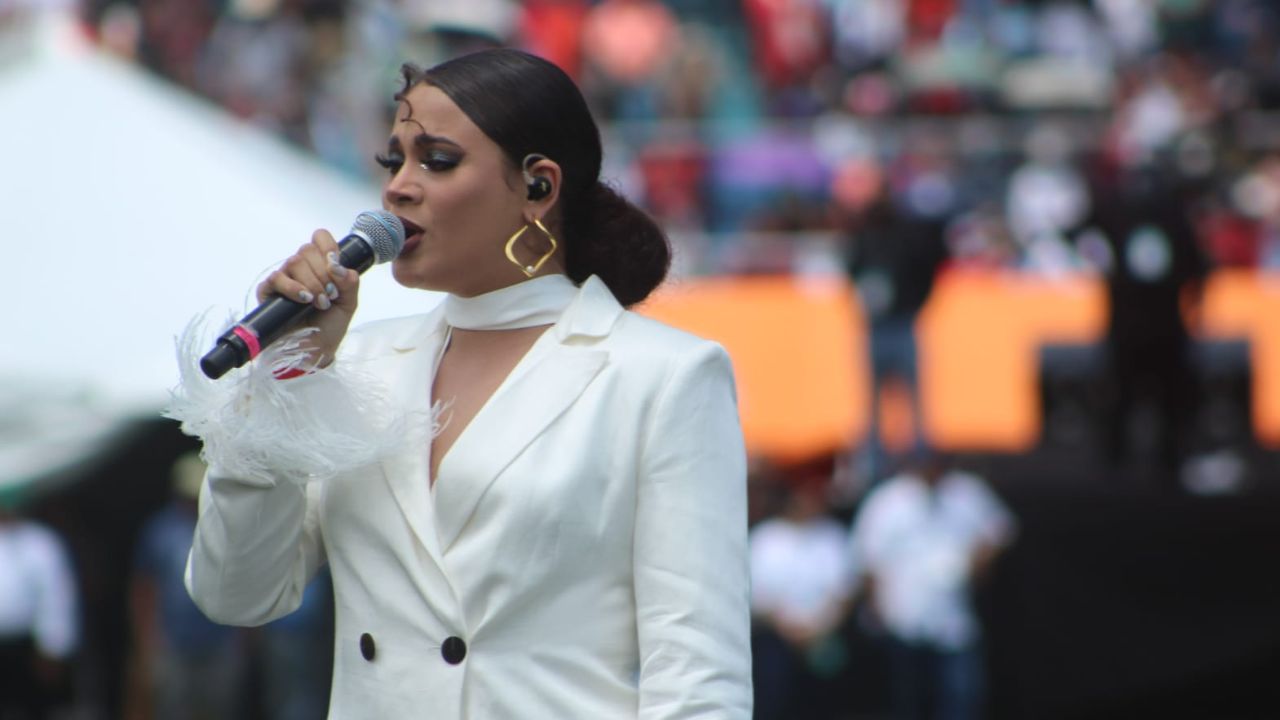 Así lució Cesia Sáenz al entonar el Himno Nacional durante desfiles ...
