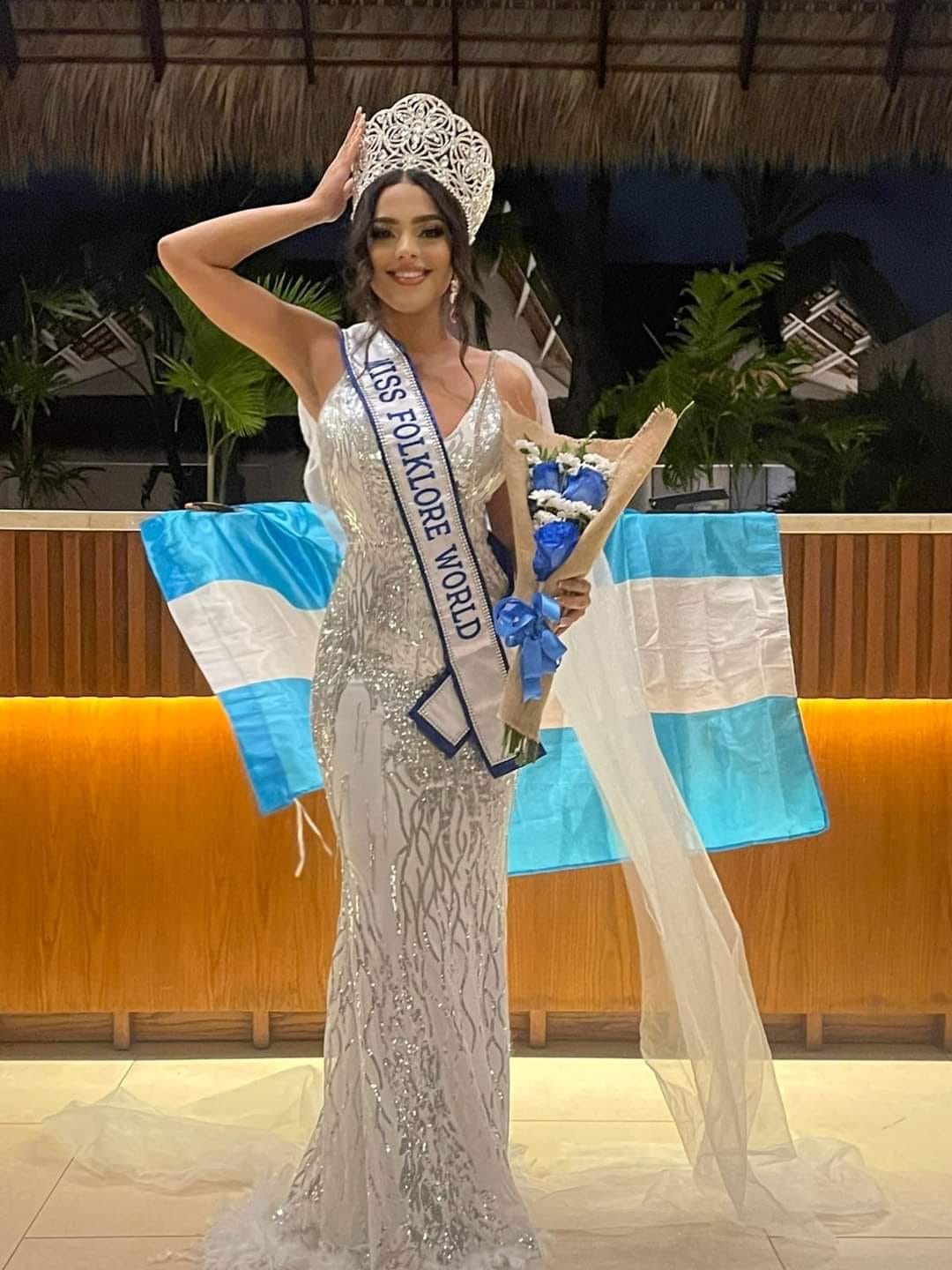 Coronan a la hondureña Gissel Cáceres como la reina del Miss Folklore ...