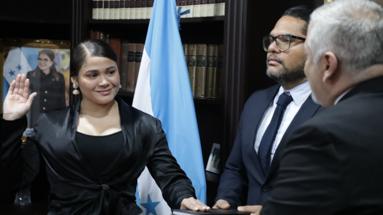 Juramentan a Cesia Saénz como Embajadora Honoraria del Arte y la ...