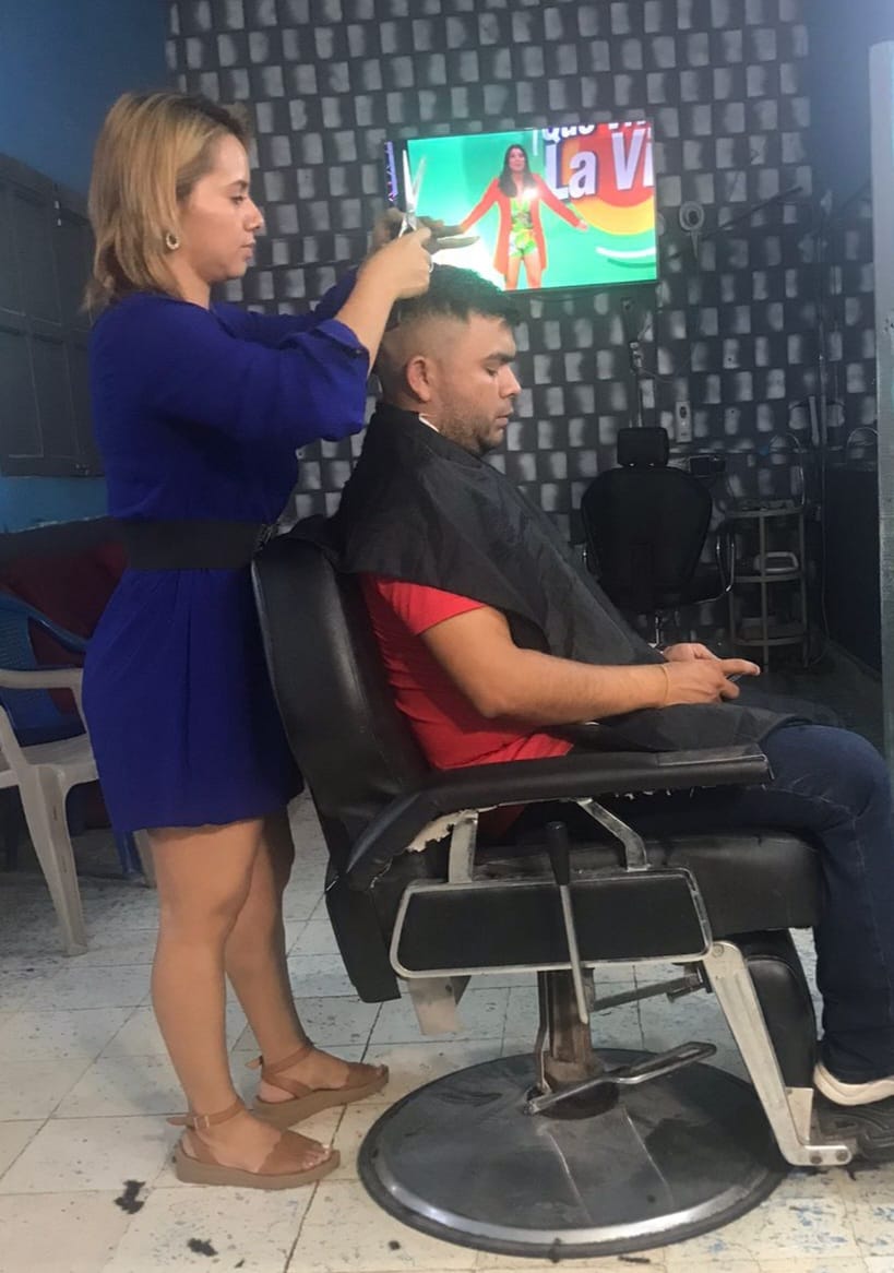 Conoce a Inda Díaz, la hondureña barbera que destaca en Santa Bárbara