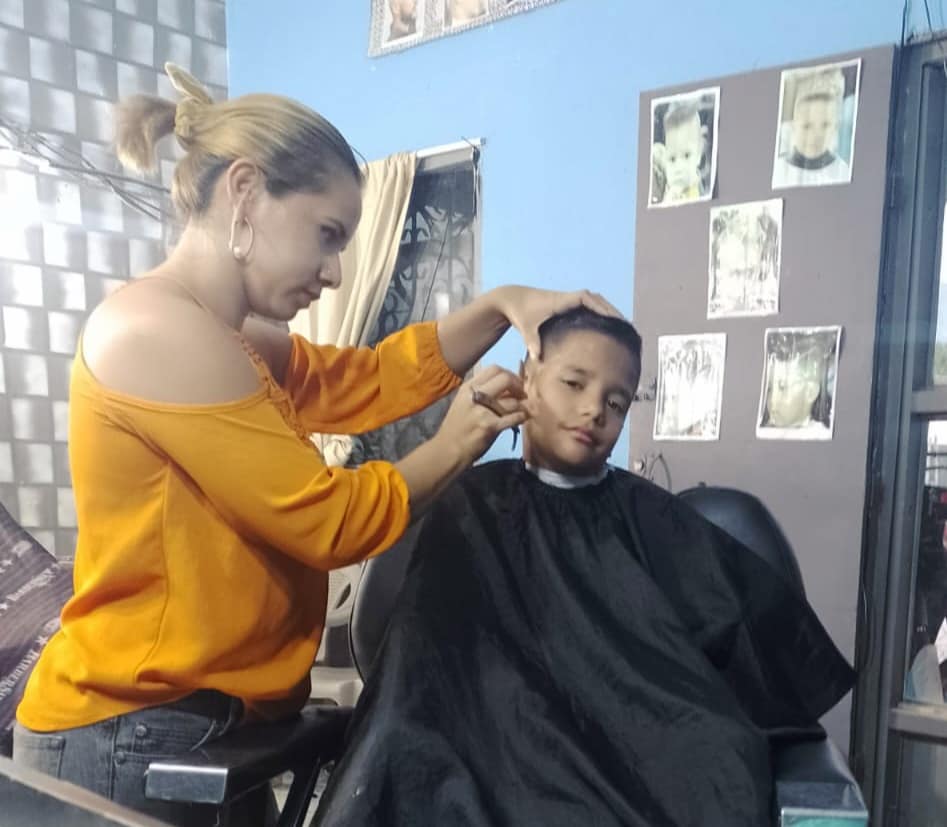 Conoce a Inda Díaz, la hondureña barbera que destaca en Santa Bárbara