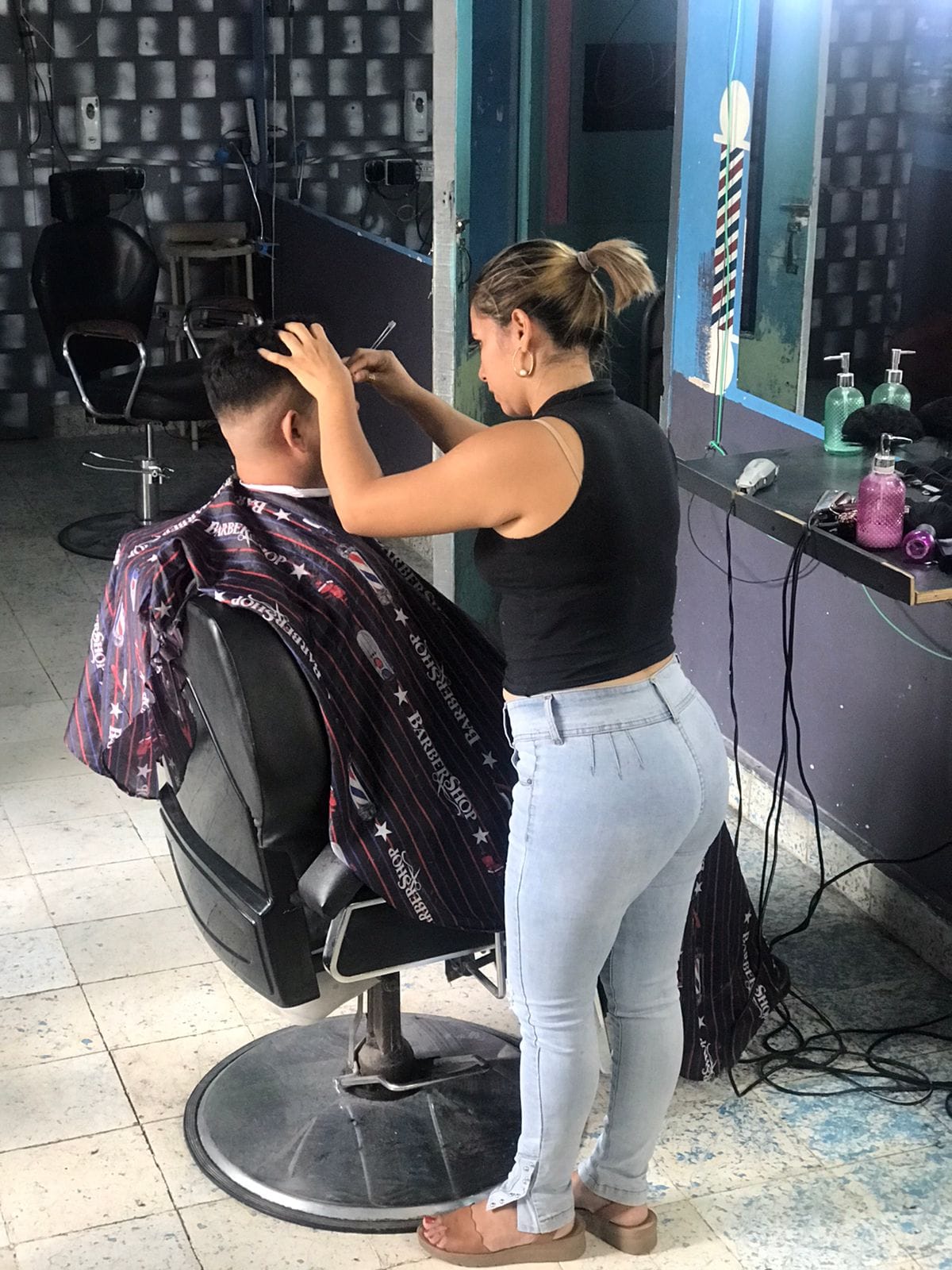 Conoce a Inda Díaz, la hondureña barbera que destaca en Santa Bárbara