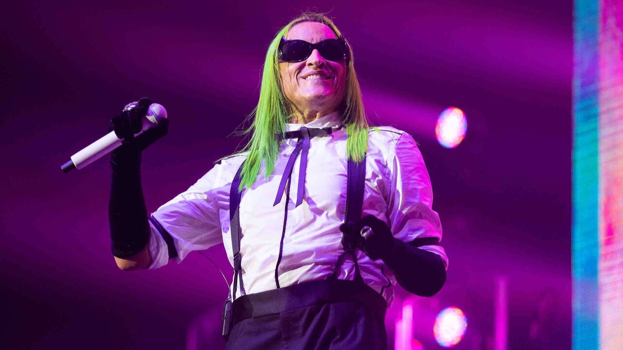 Elvis Crespo aparece con el cabello verde ¿A quien se parece?