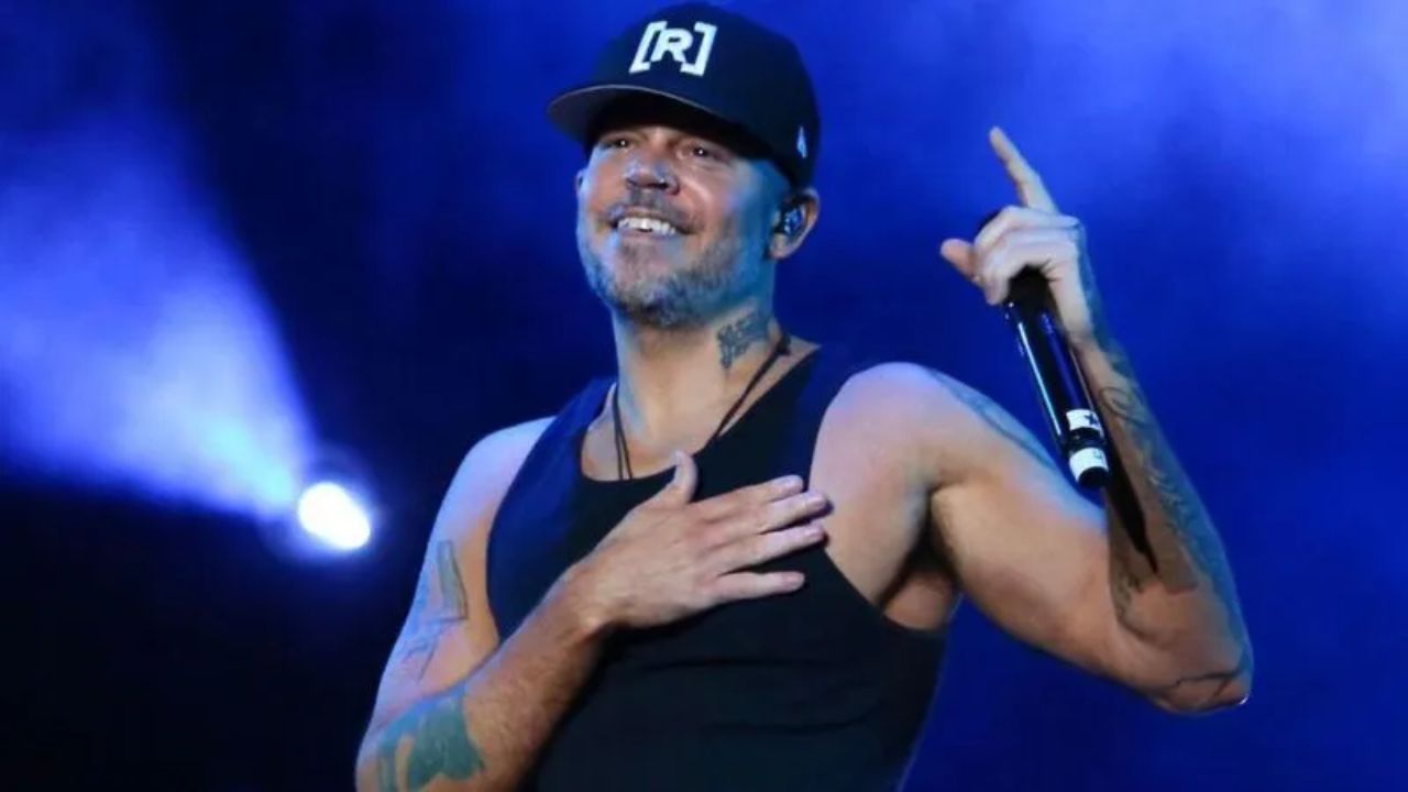 Sale a la luz foto de Residente con la camisa del Olimpia