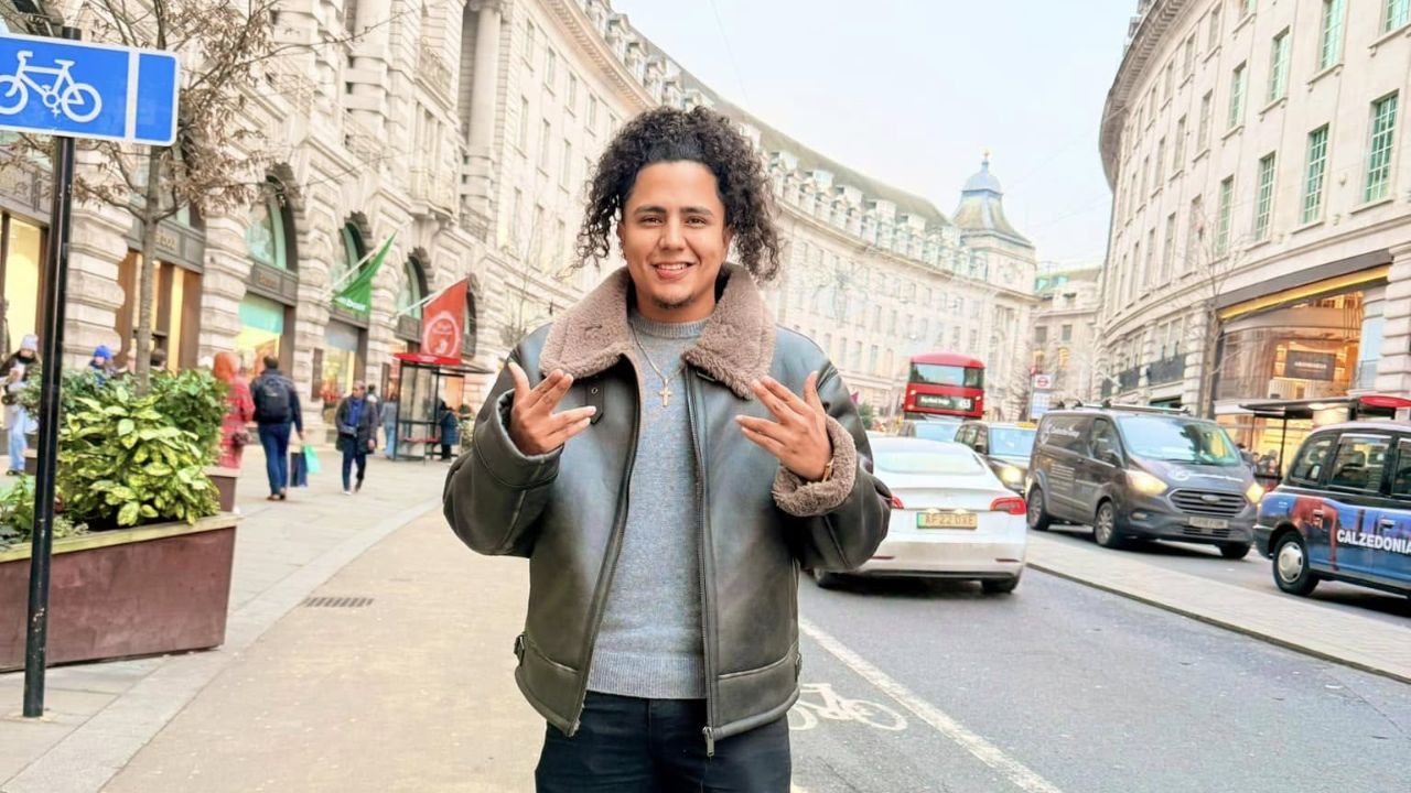 Davis Flow destroza baño de la casa de Elsa Oseguera