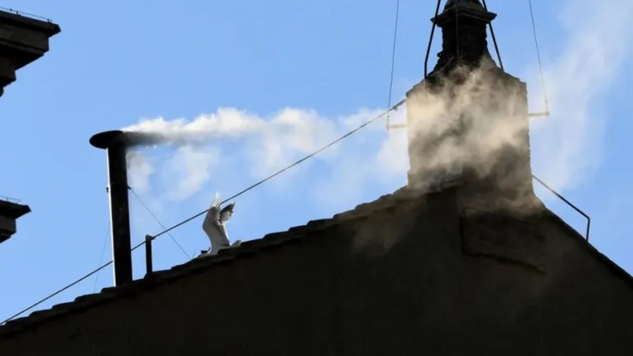 Fumata blanca en la chimenea del Vaticano: el cónclave ha elegido al ...