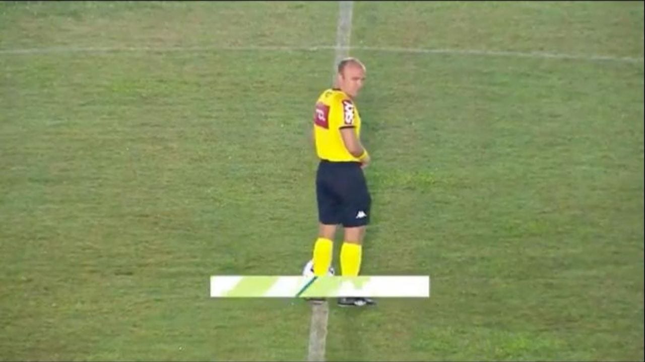 Árbitro brasileño es grabado orinando en el campo previo al inicio de ...