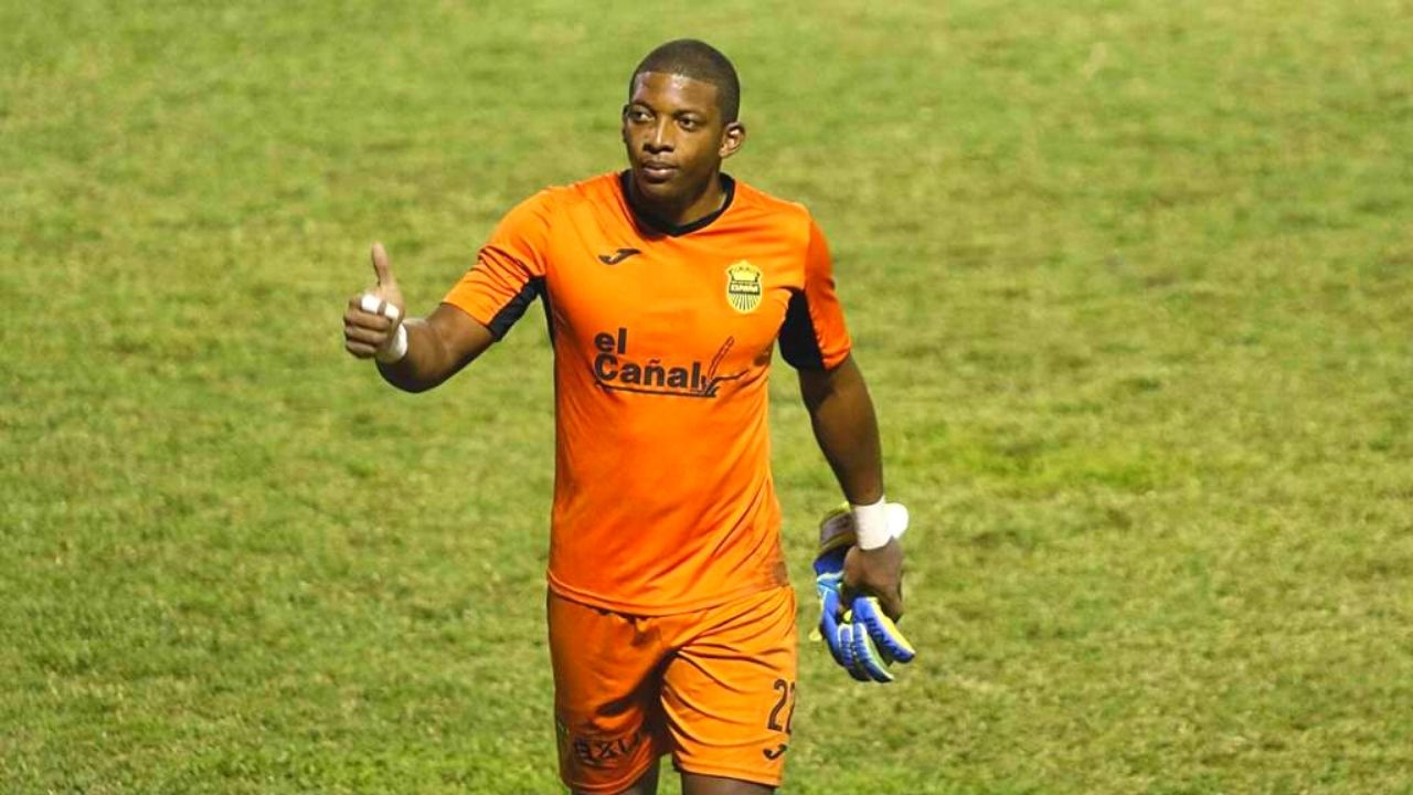 Real España anuncia renovación de Buba López, su muralla personal