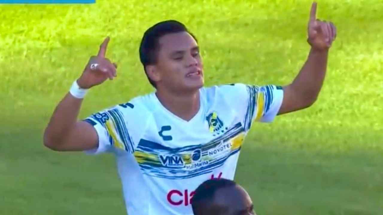 Denil Maldonado anota su primer gol y es felicitado por sus compañeros ...