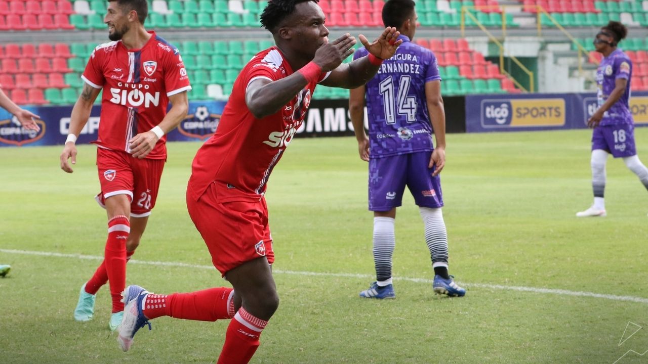 Video: Rubigol volvió a golear en el triunfo contundente del Royal Pari