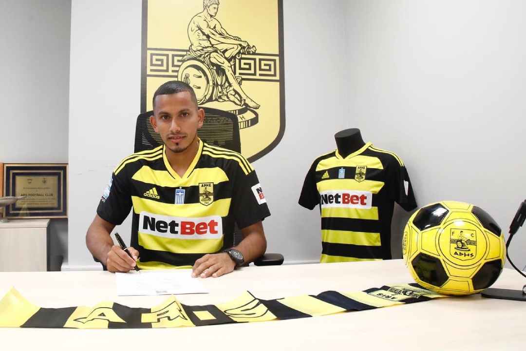 Edwin Rodríguez aterrizó en Grecia: regaló autógrafos y estampó su ...