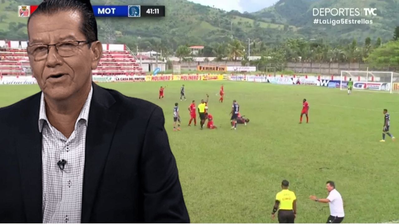 Reynaldo Salinas discute la jugada de roja por falta a jugador del Motagua