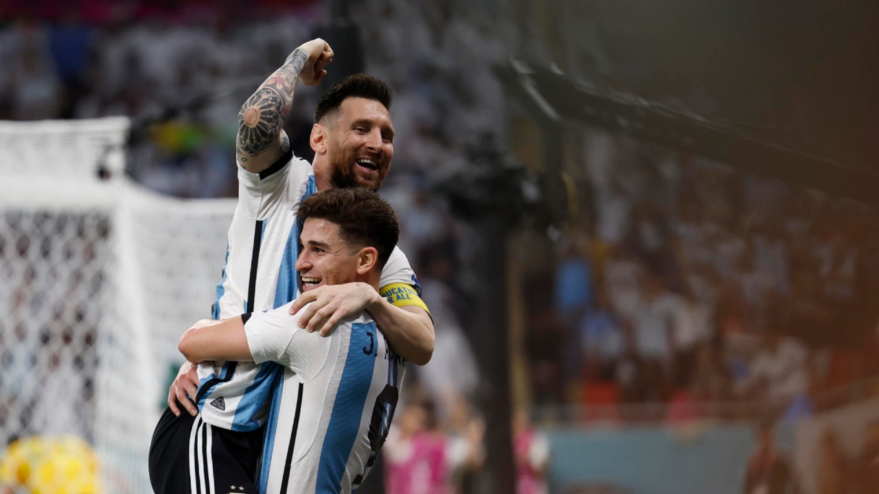 Lionel Messi y Julián Álvarez clasifican a Argentina a cuartos de final ...