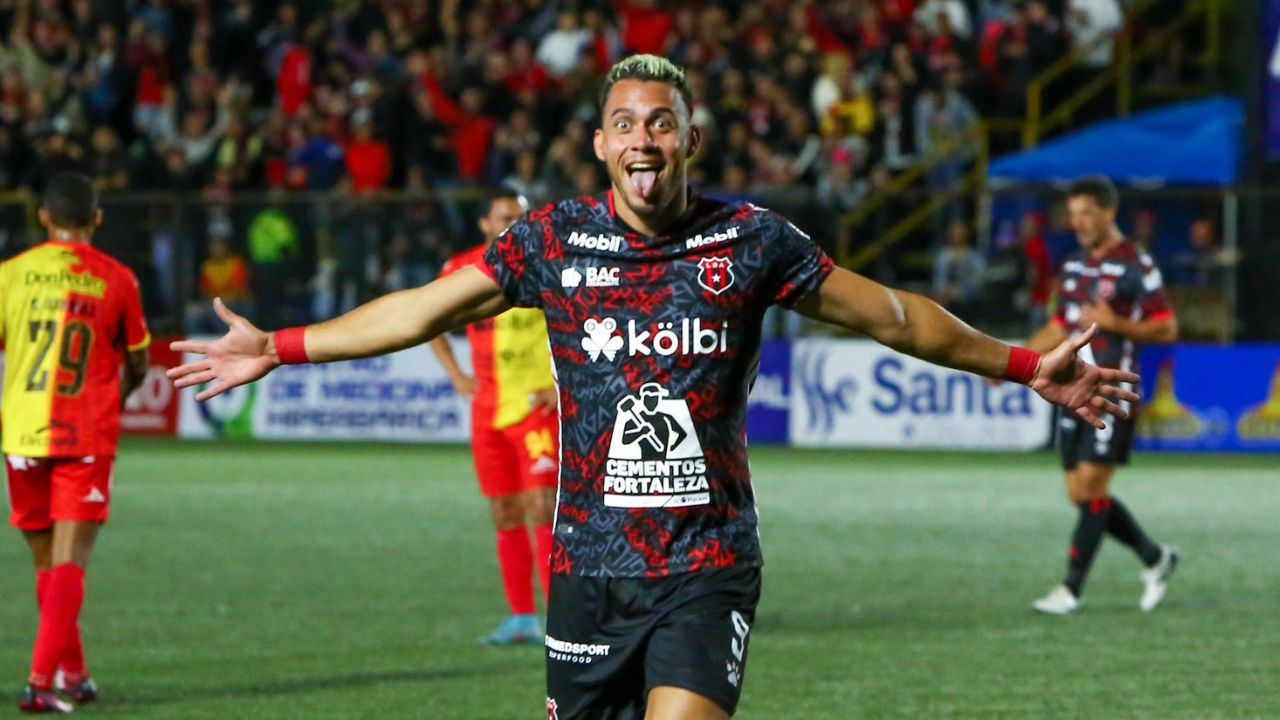 Ángel Tejeda anota su segundo gol en una semana con Alajuelense